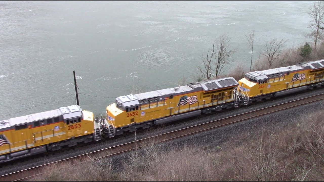 Brand New UP Tier 4 GEVO's Pull Manifiest into Cascade Locks Siding ...