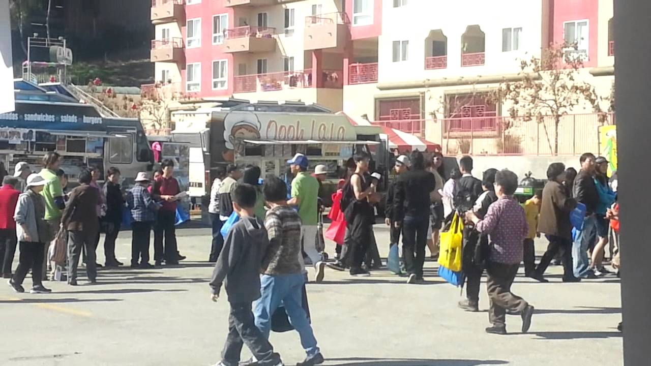 Guy getting chased by Chinese crowd. - YouTube