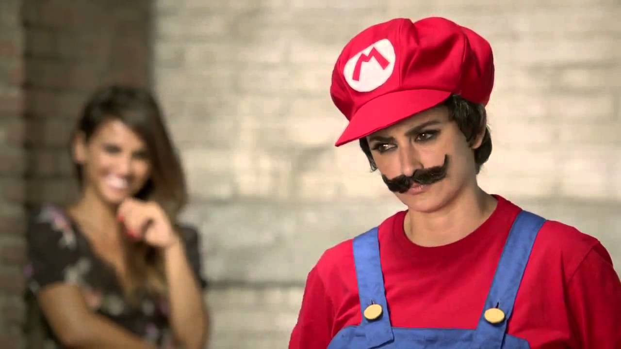 Penélope Cruz as Super Mario (Italian TV spot) - YouTube