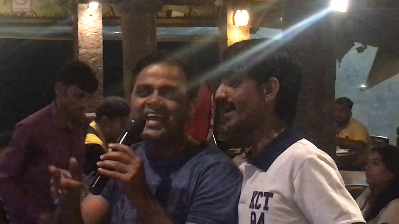 Karaoke Masti at Goa with random people at a famous bar 😀- Chehra hai ...