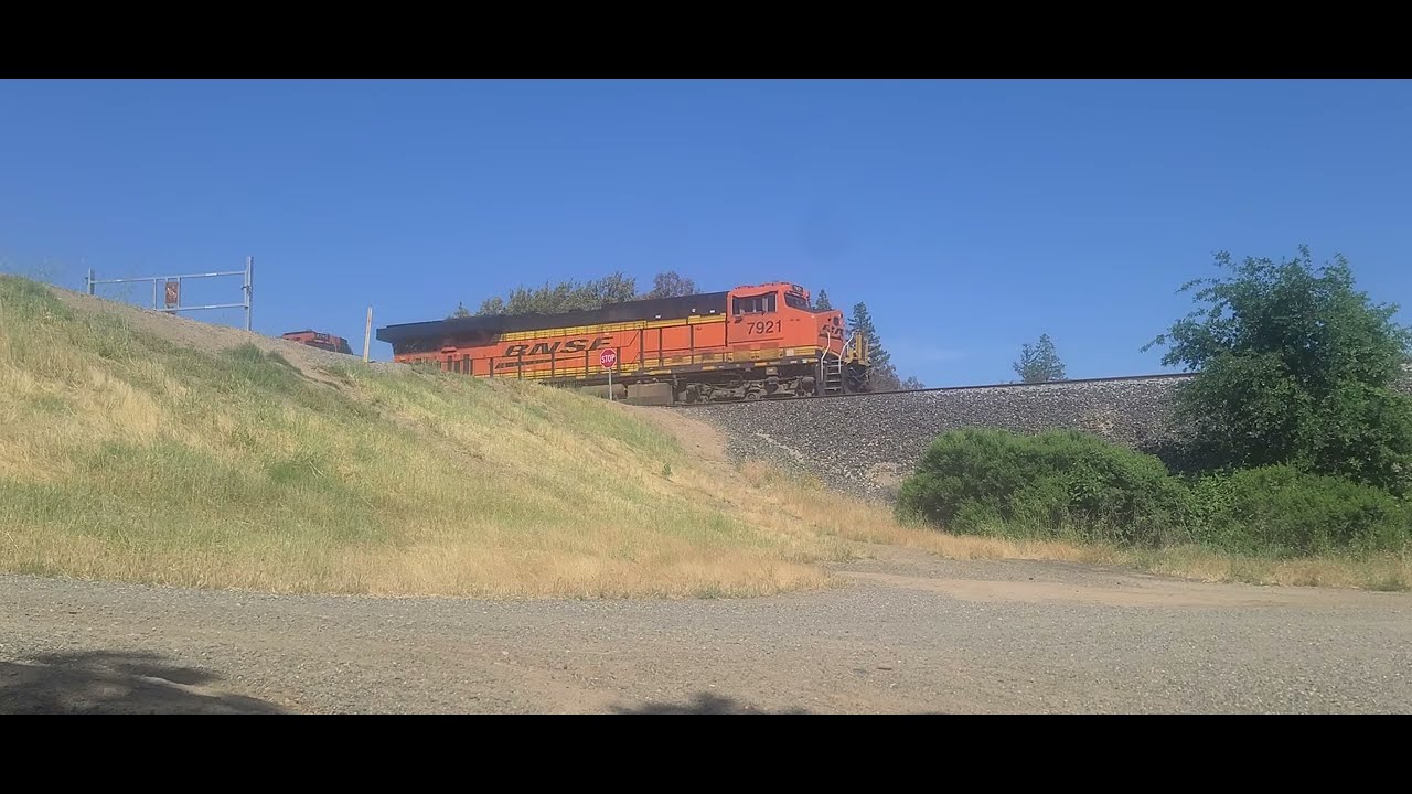 BNSF 7921 leads a grain train in Sacramento, CA - YouTube