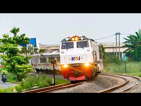 30 Menit Nonton Kereta Api - Jam Sibuk Kereta Api - YouTube