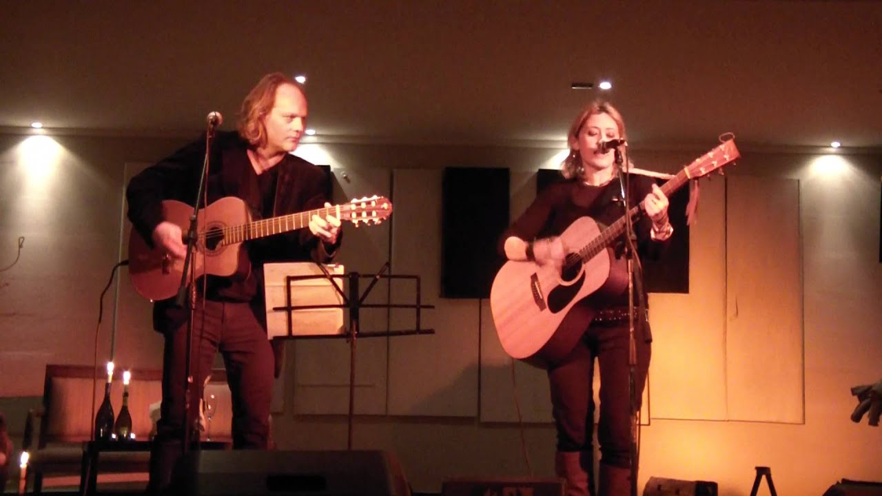 Giulia Millanta feat. David Pulkingham - Right Between The Eyes - YouTube