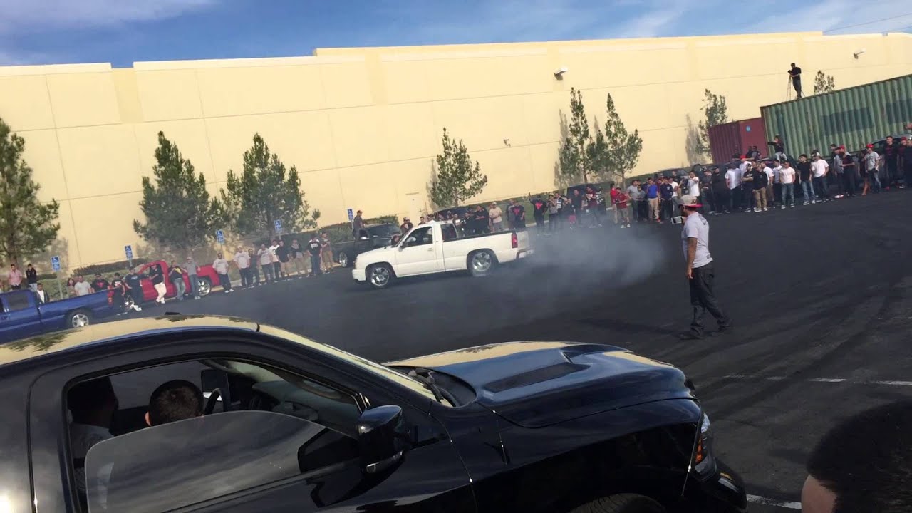 Bullz Trucks burning out - YouTube