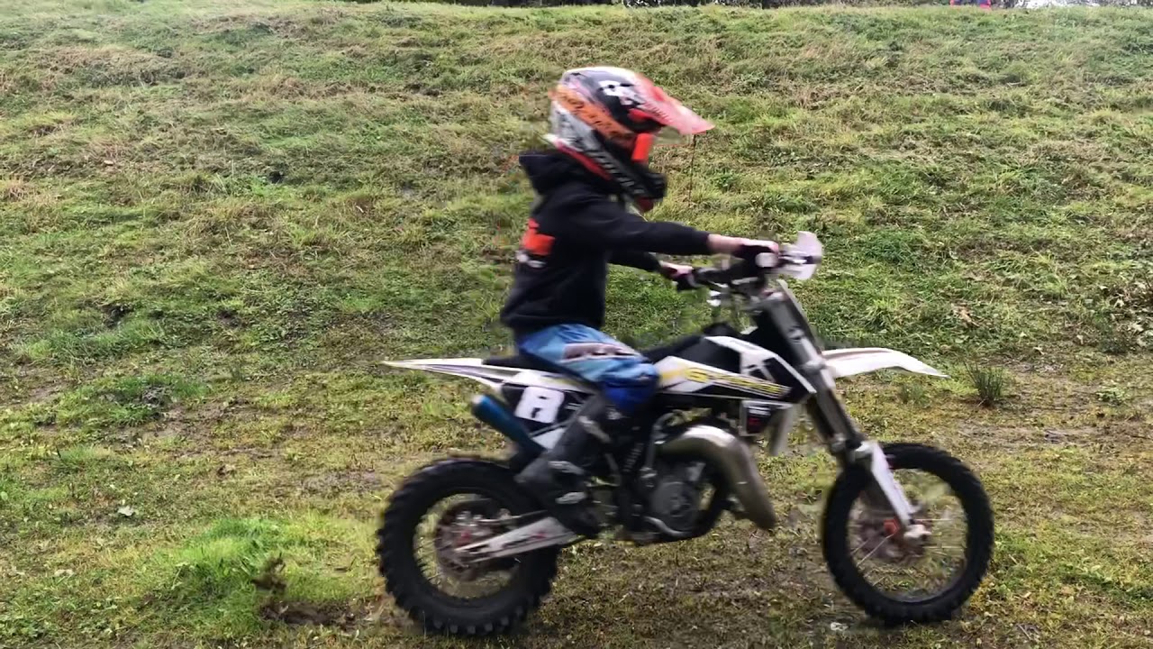 First ride on KTM65 - 7 year old first attempt at clutch and gears ...