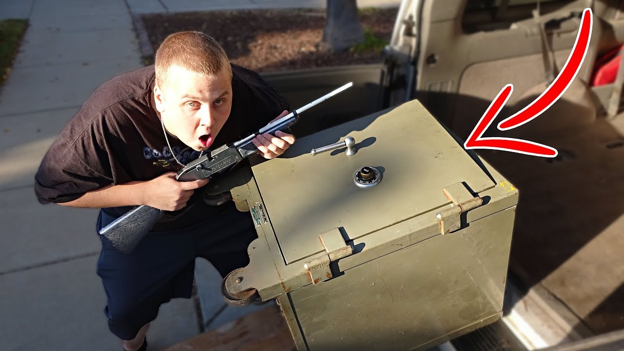 Found HUGE LOCKED SAFE In Abandoned Storage Unit! - YouTube