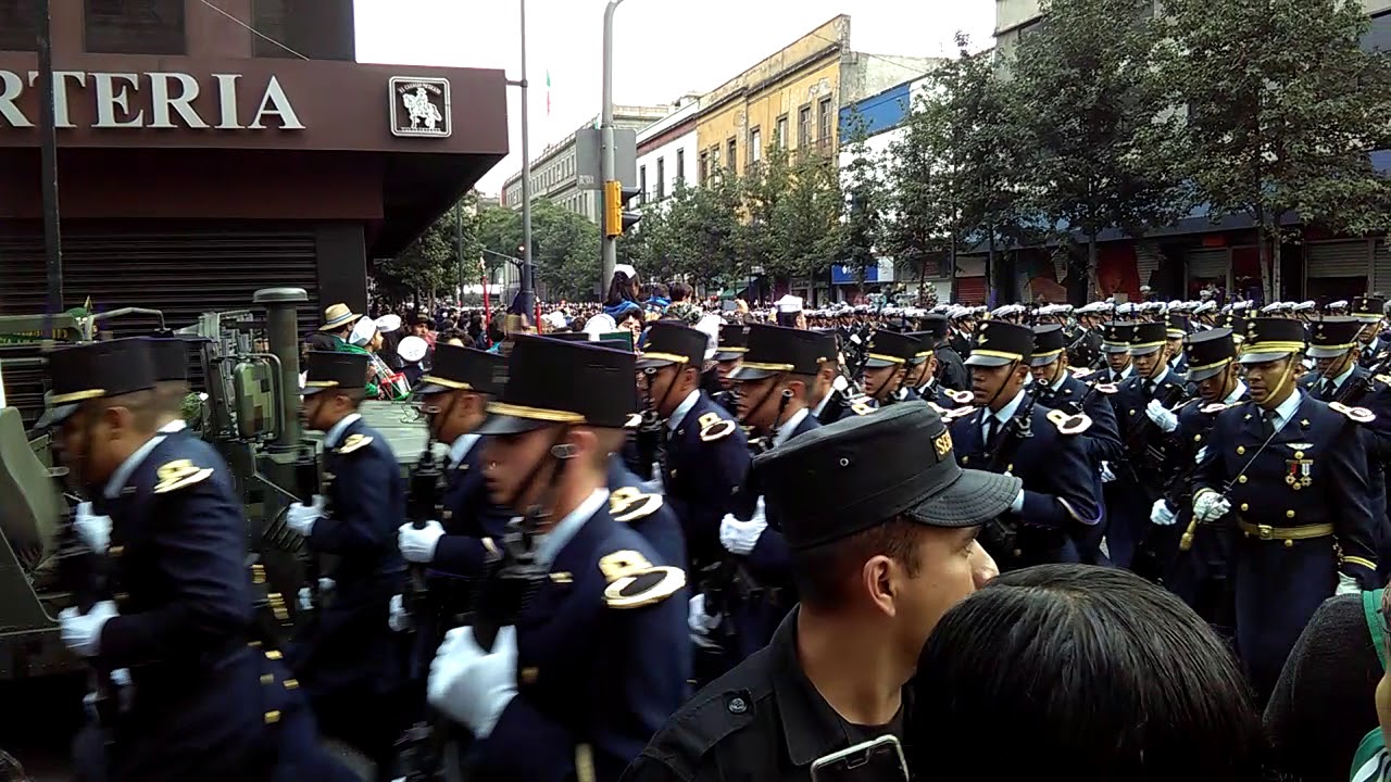 Soldados marchando sobre calles de la CDMX (Desfile militar 2018) - YouTube