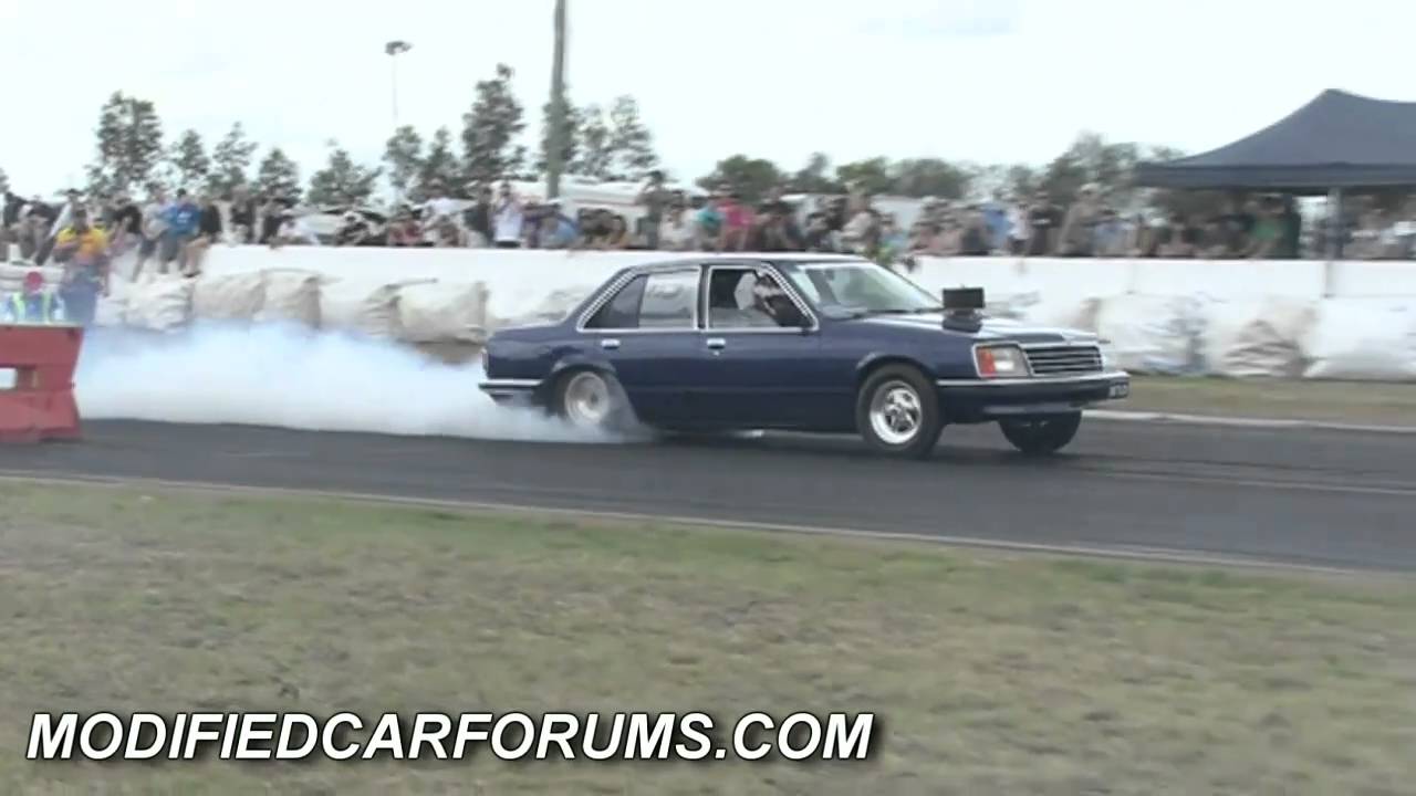 Blue VC Commodore powerskid at Queensland Powercruise 2010 - YouTube