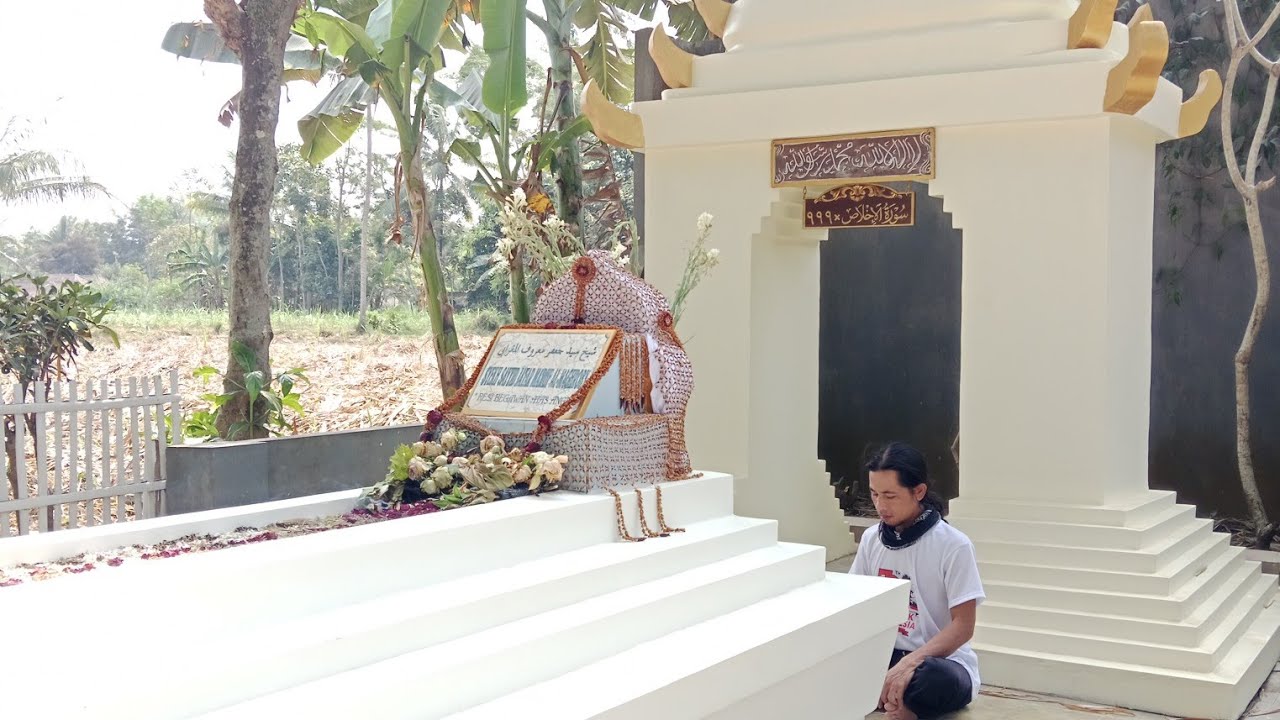MAKAM MULYO SENTONO AGUNG MAKAM PANJANG YG BERADA DI UREK-UREK ...