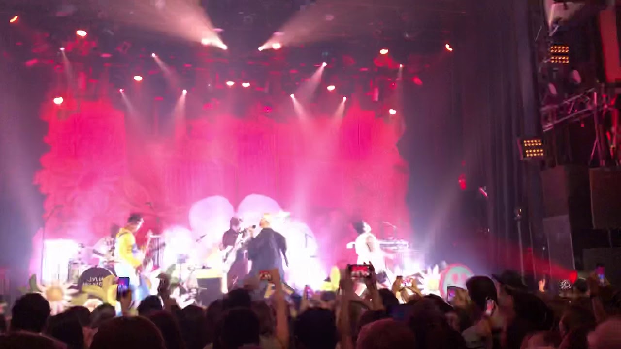 Julia Michaels - Uh Huh (Live In Montreal) - YouTube
