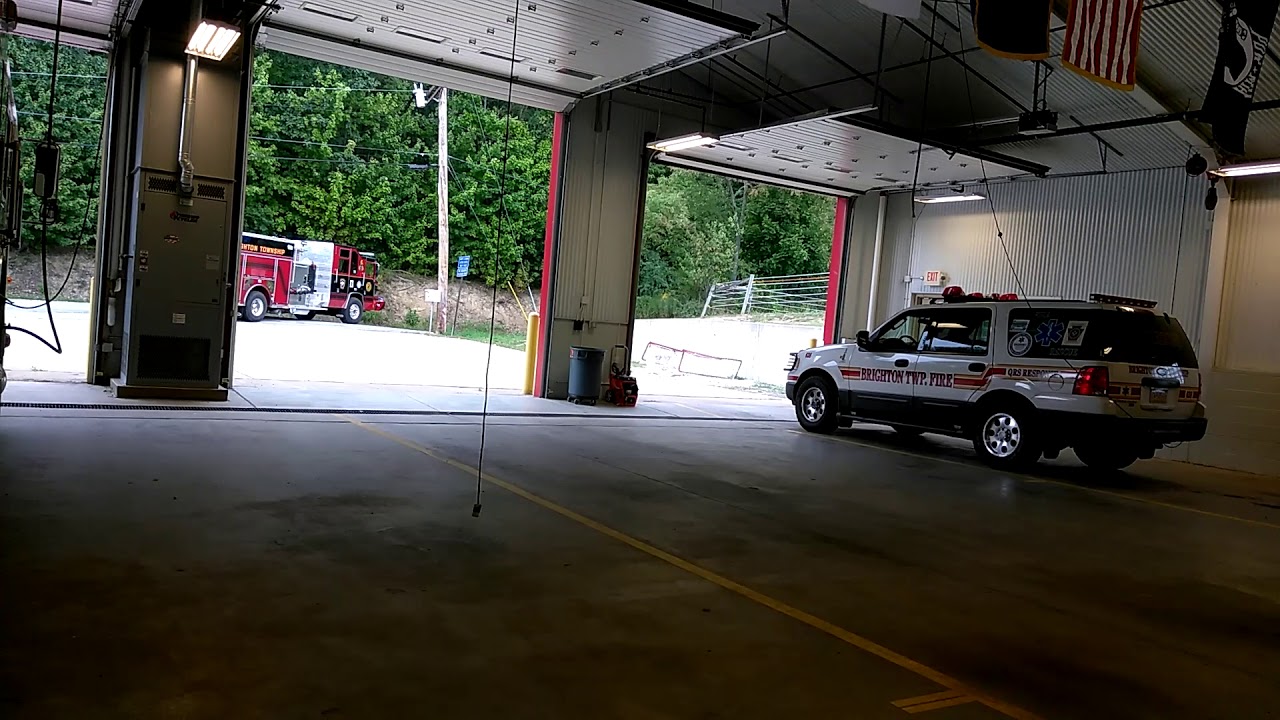 Engine 63 backing up into the fire department - YouTube