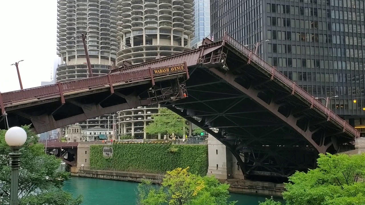 Chicago bridge lifting - YouTube