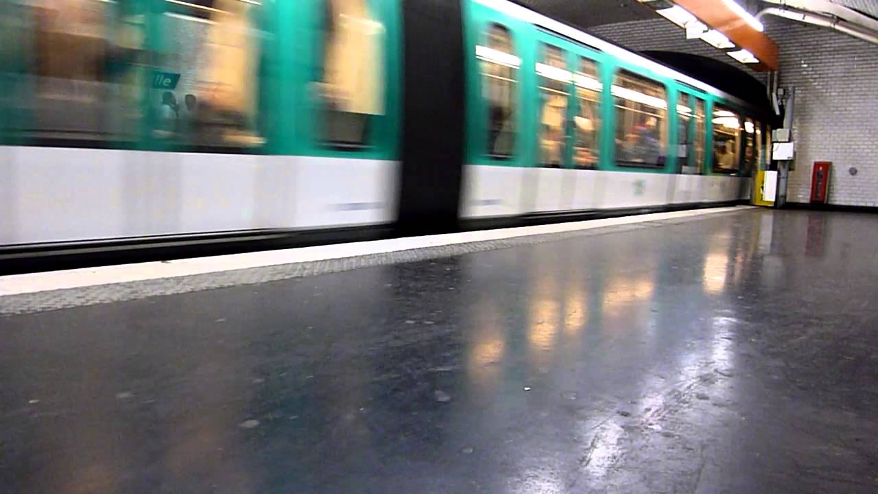 Paris Métro: Ligne 2 Belleville - YouTube