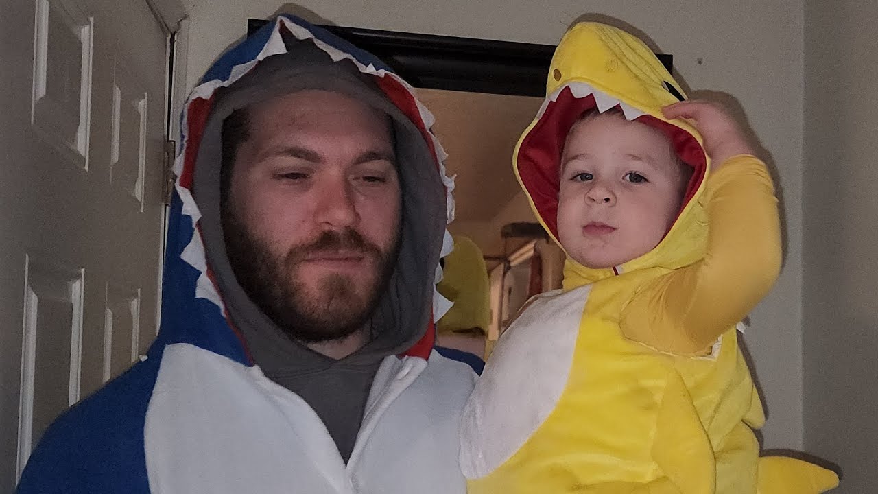 Baby Shark Family Halloween - YouTube