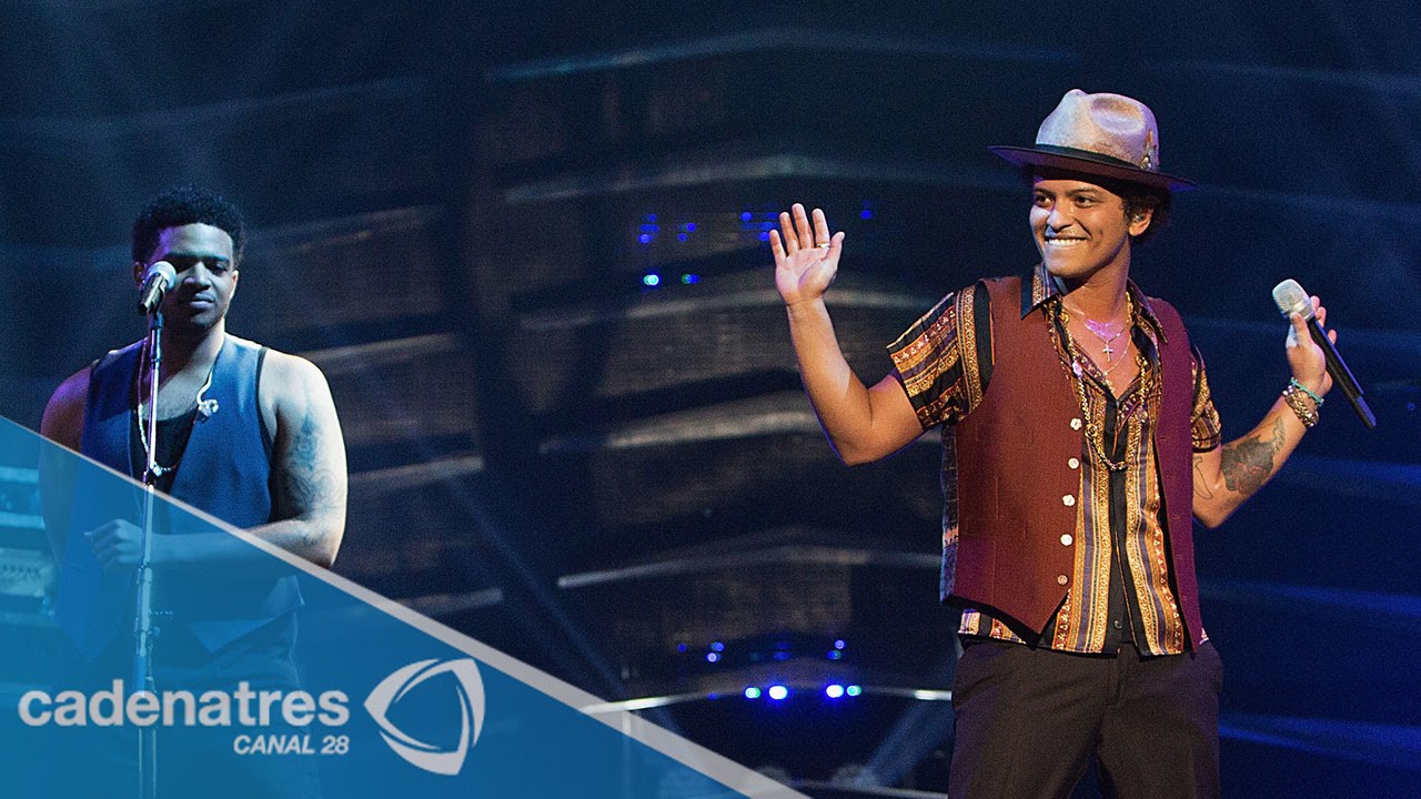 Bruno Mars enloquece a su fans durante concierto - YouTube
