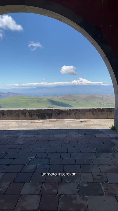 Арка Чаренца вид на Арарат Չարենցի կամար տեսարան դեպի Արարատ