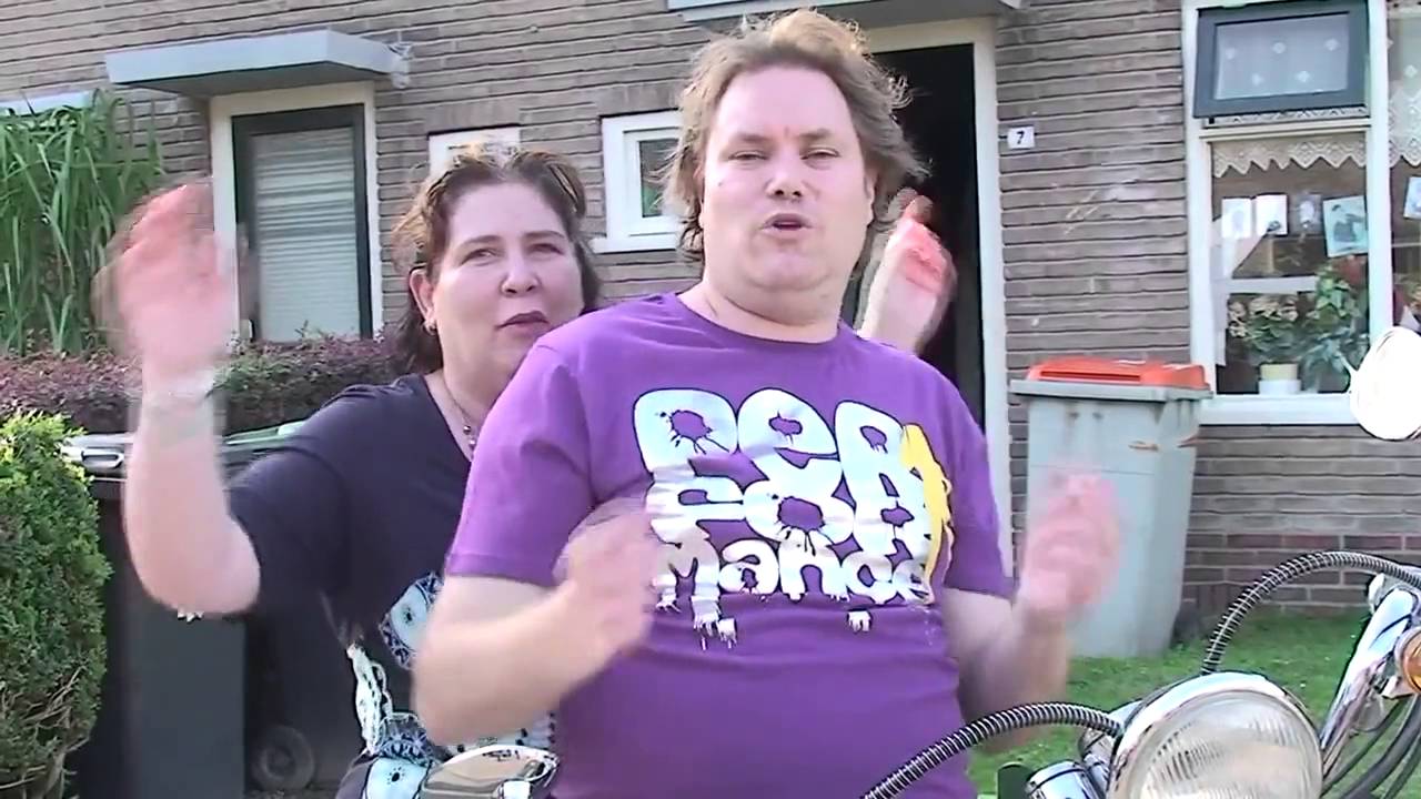 Zanger Rinus Met Romana op de scooter HD - YouTube