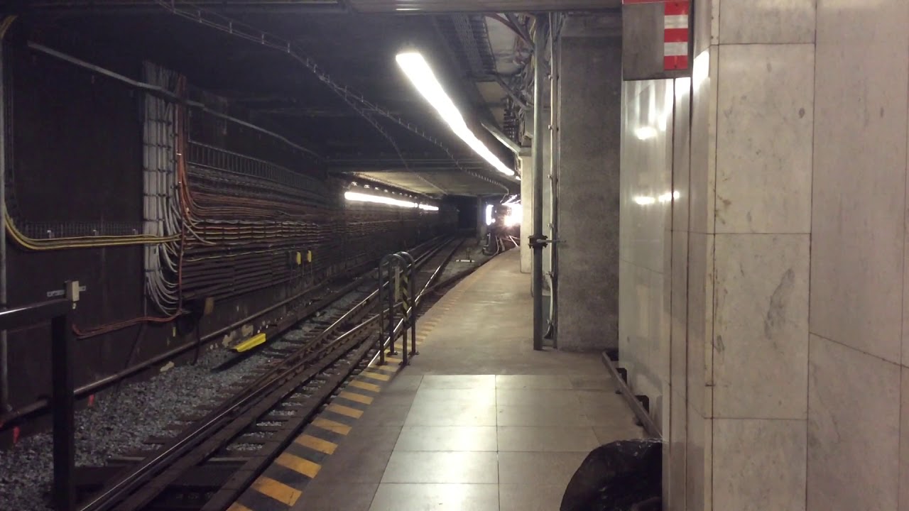 Průjezd metra 81-71 stanicí Kačerov 21.10.2017 - YouTube