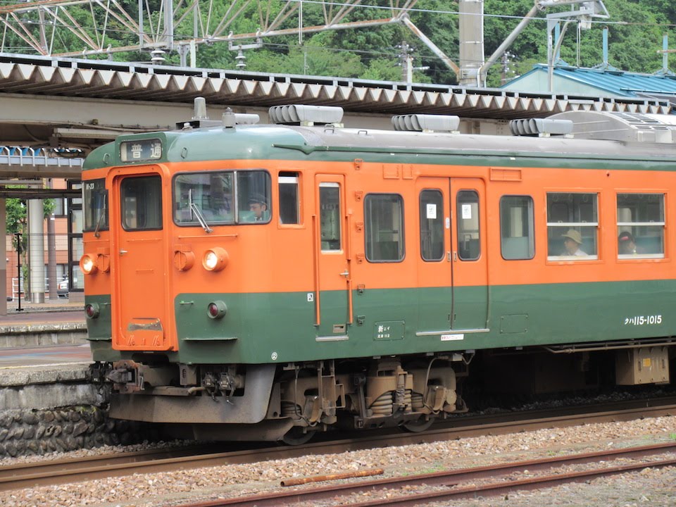 [HD](湘南色!!)JR東日本 上越線115系 普通列車 小出駅 到着〜発車!! Joetsu Line local train Koide ...