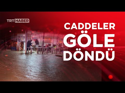 İzmir'i sağanak ve fırtına vurdu: Caddeler göle döndü, tekneler battı