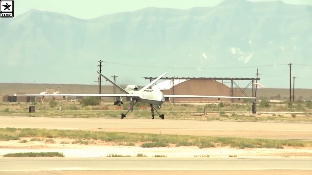 Military | Flying the MQ-9 Reaper UAV – Ground Control Station - YouTube