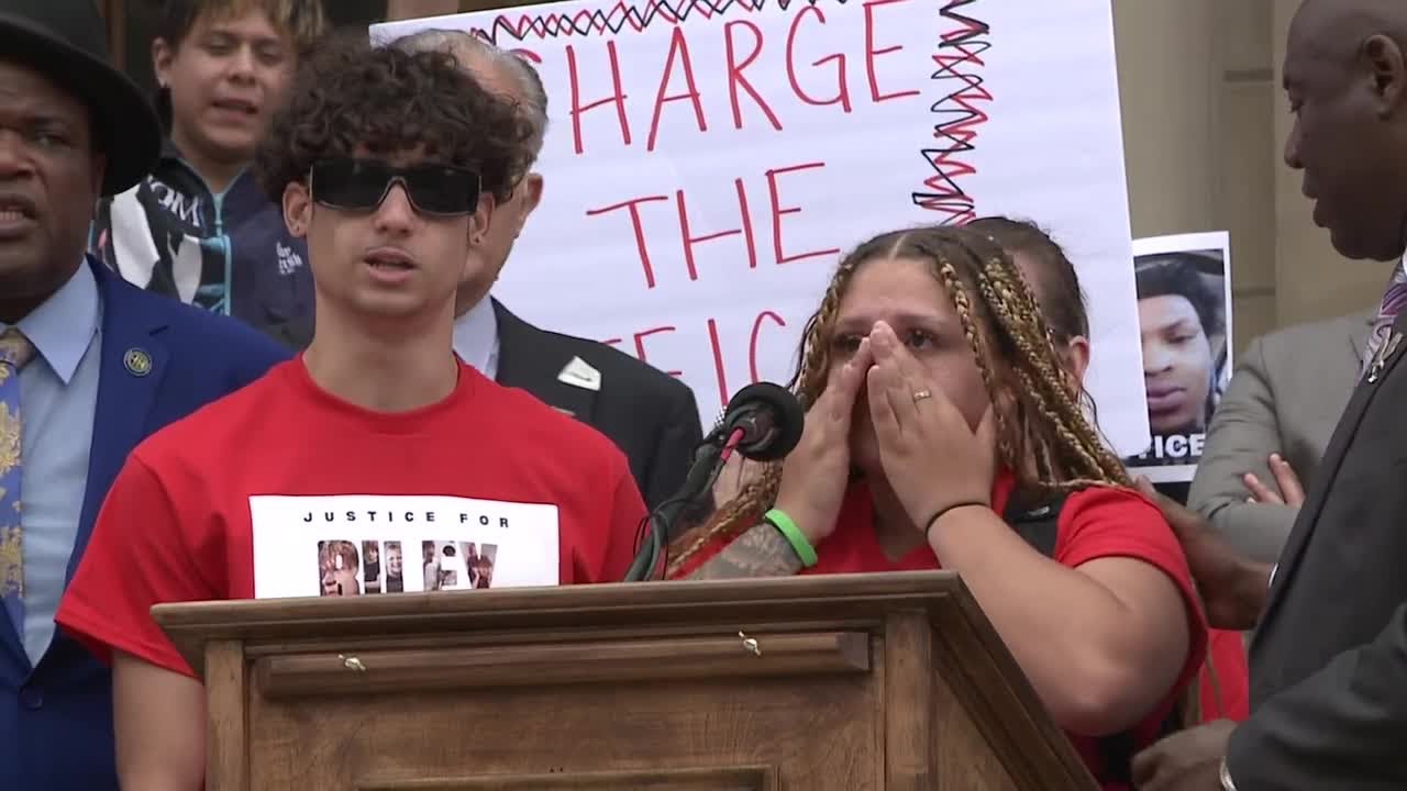 Riley Doggett's siblings speak at rally in Lansing - YouTube