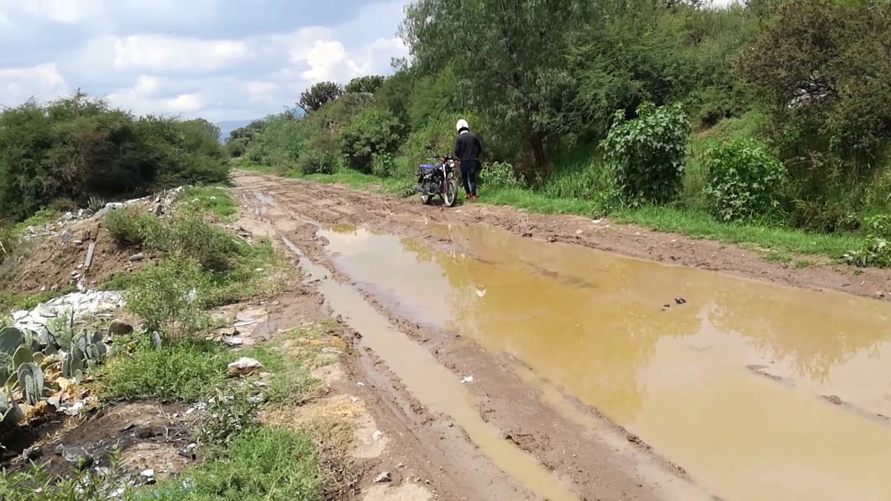 Pasando charco de lodo en moto - YouTube