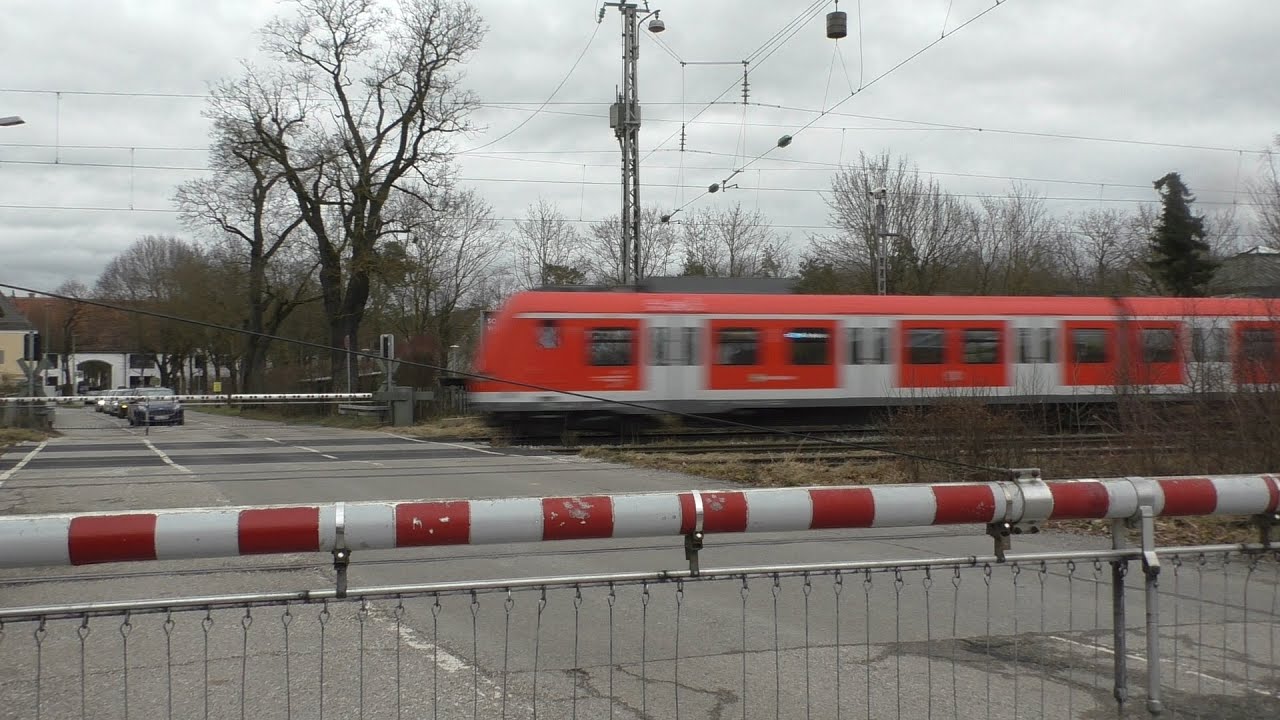 German Railroad Crossing + Commuter Train passing 4 minutes later - YouTube