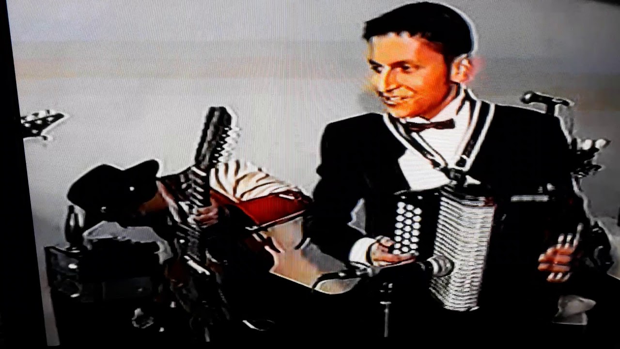 Roberto Chapa cuando jovencito tocando acordeon con Los Hermanos ...