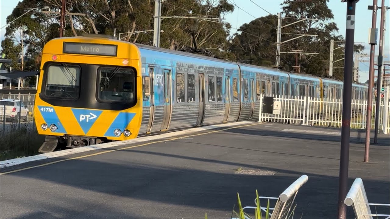 Comeng departing the old Pakenham station! - YouTube