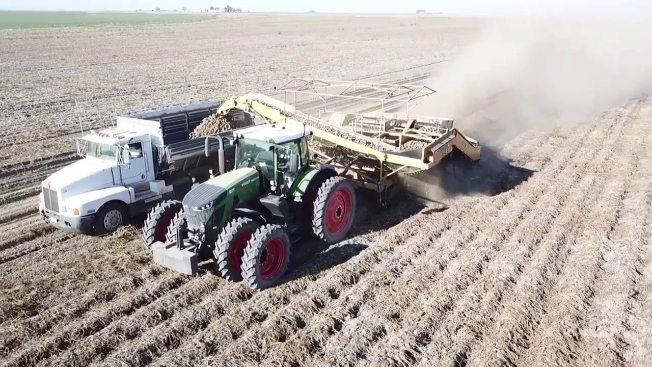 Fendt 933 with reverse station in action. - YouTube