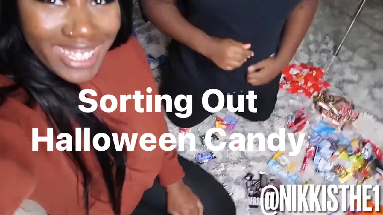 Sorting out Halloween Candy l Trick or treat - YouTube