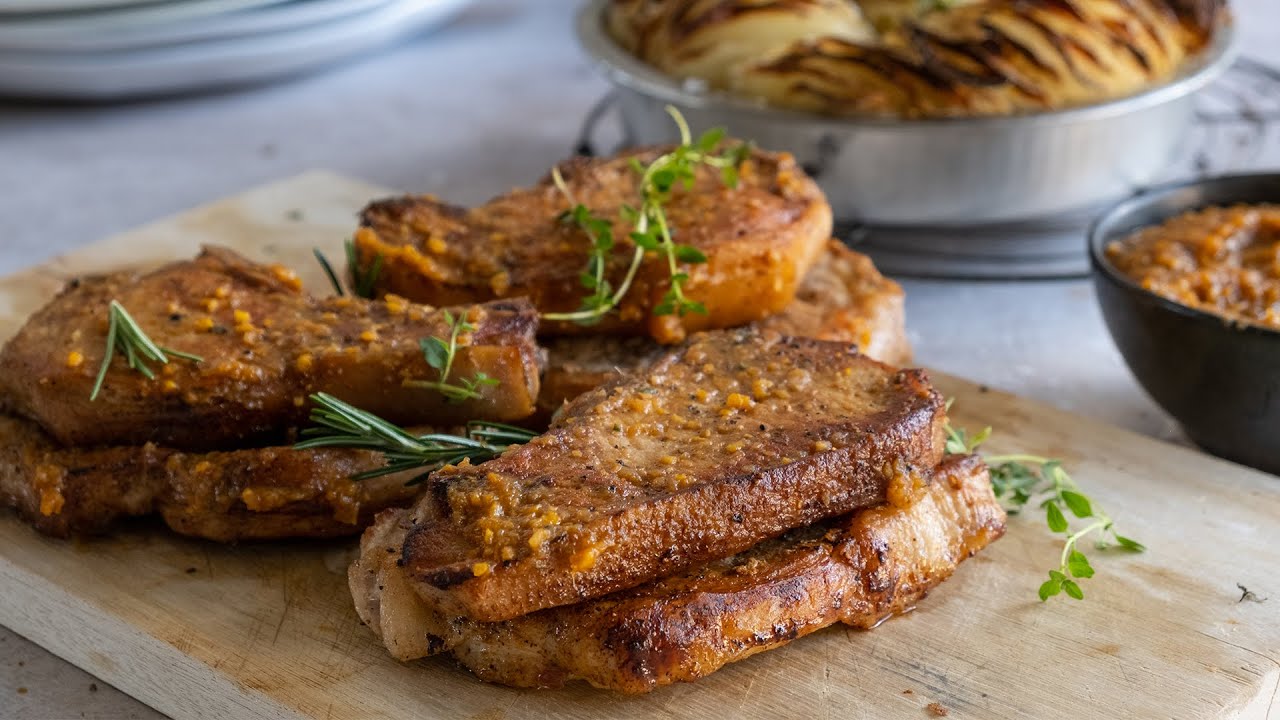 Varktjops met gestoofde vrugte en aartappelgebak - YouTube