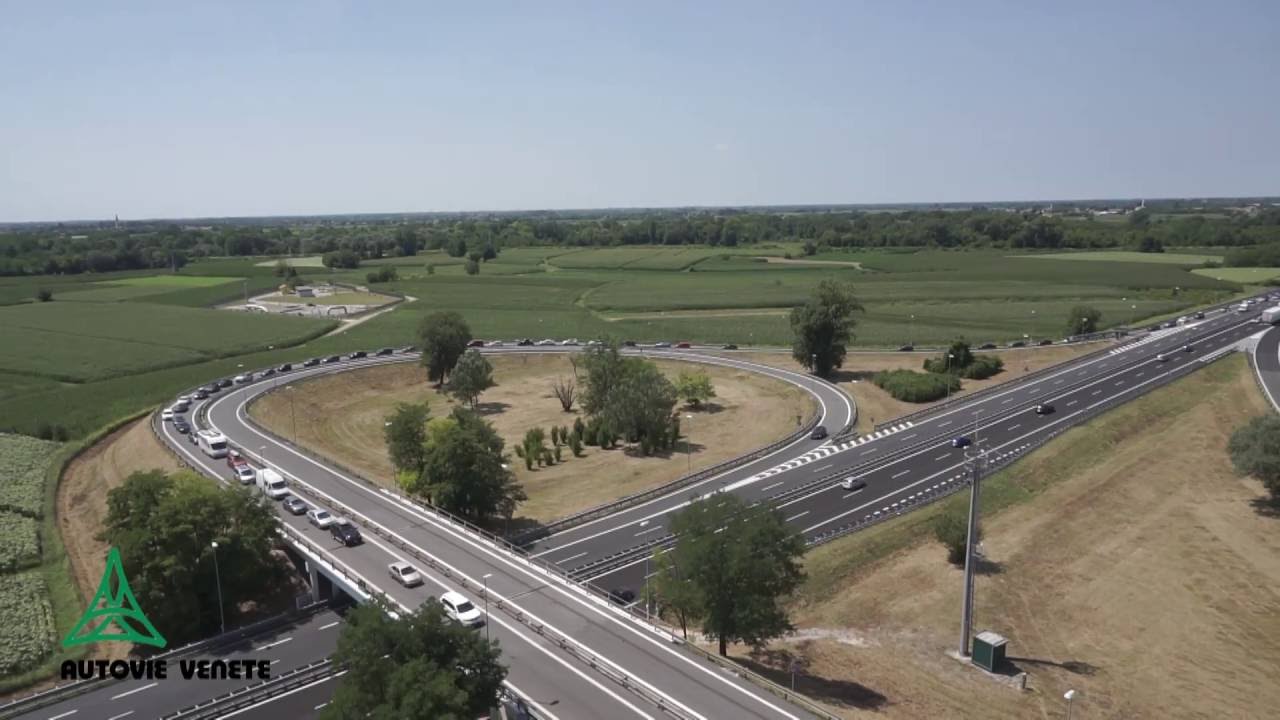 By pass in autostrada e la coda si riduce - YouTube