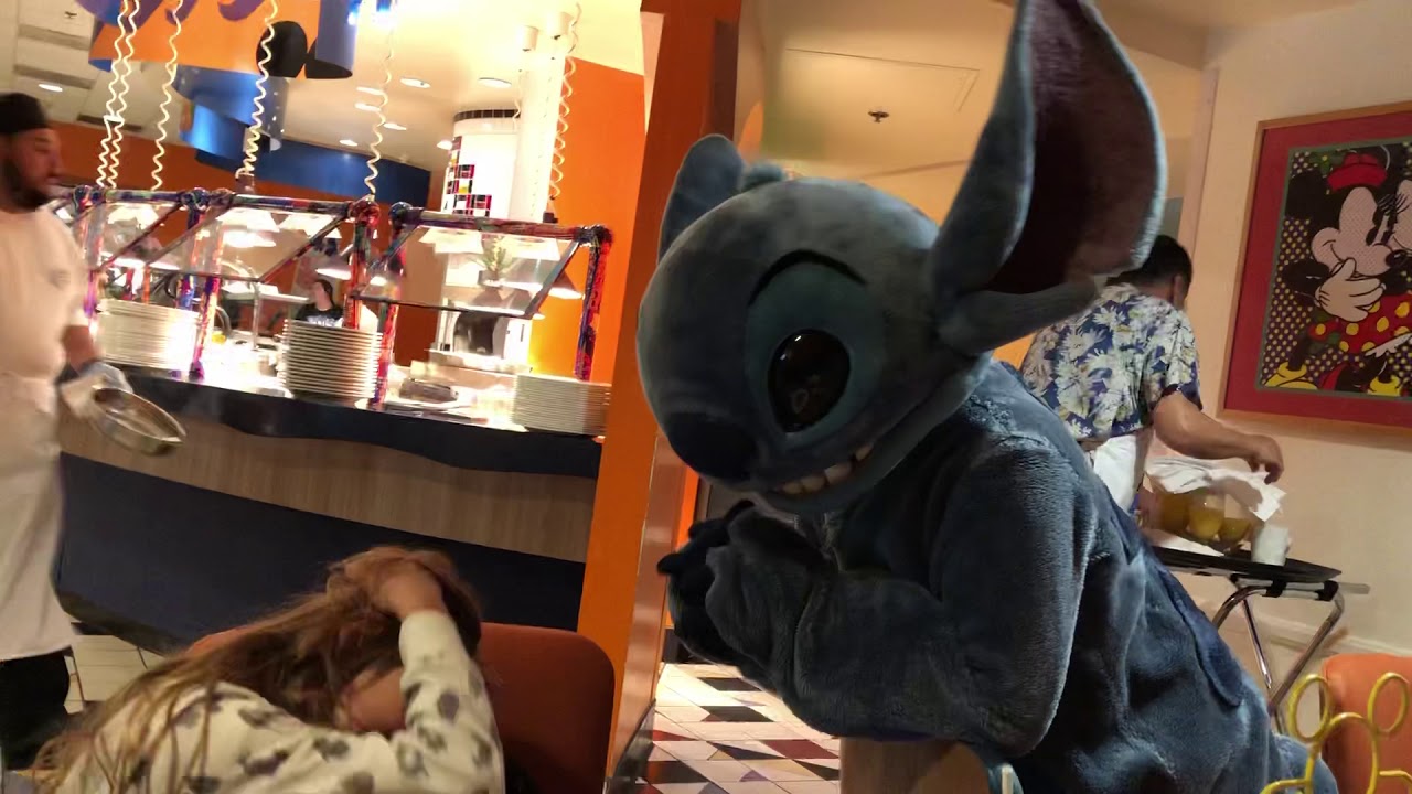 CA Disneyland Stitch stealing shoe - YouTube