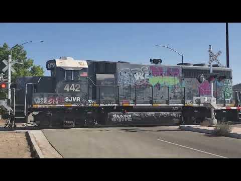 SJVR 442 and 440 passing Armstrong Ave Fresno ca - YouTube