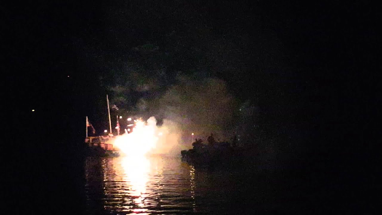 July 4th 2015 Firework Fail on Barge. Everyone ok! - YouTube