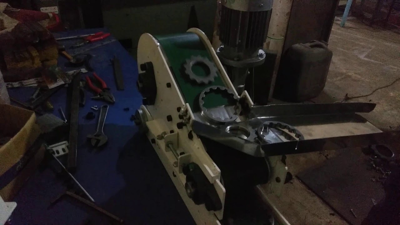 Magnetic flipping conveyor - YouTube