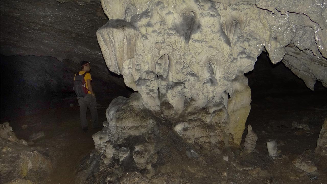 Traseu in Pestera Ponicova, Muntele Ciucaru Mare Galeria Ponicovei ...