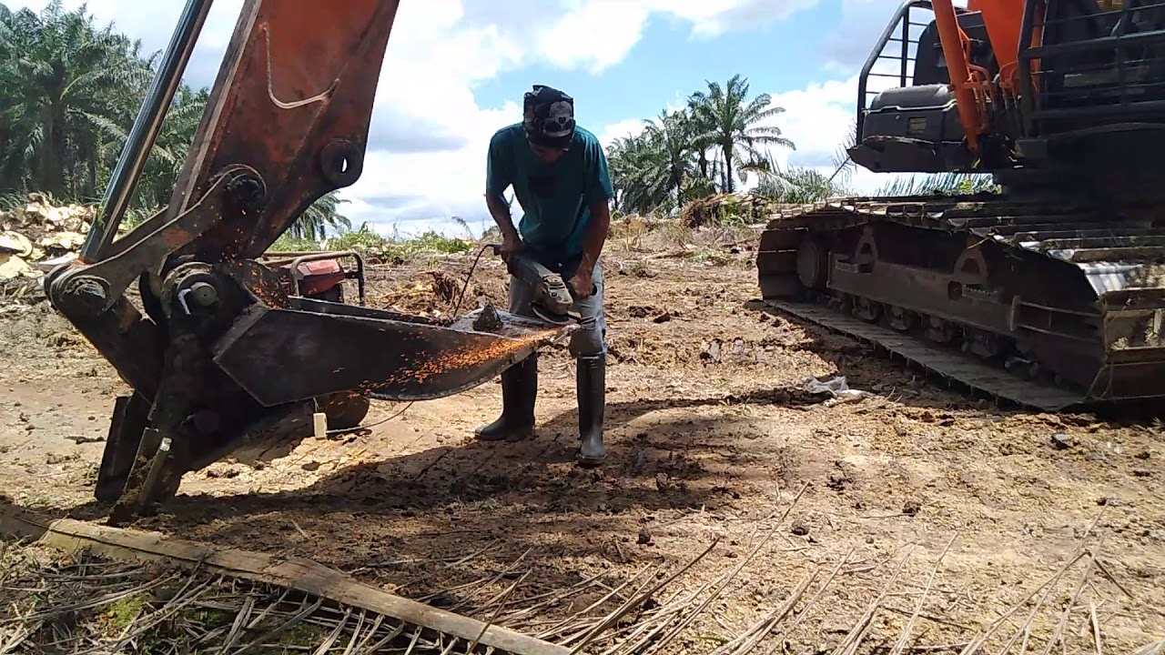 Proses penajaman mata pisau bucket ciping alat berat - YouTube