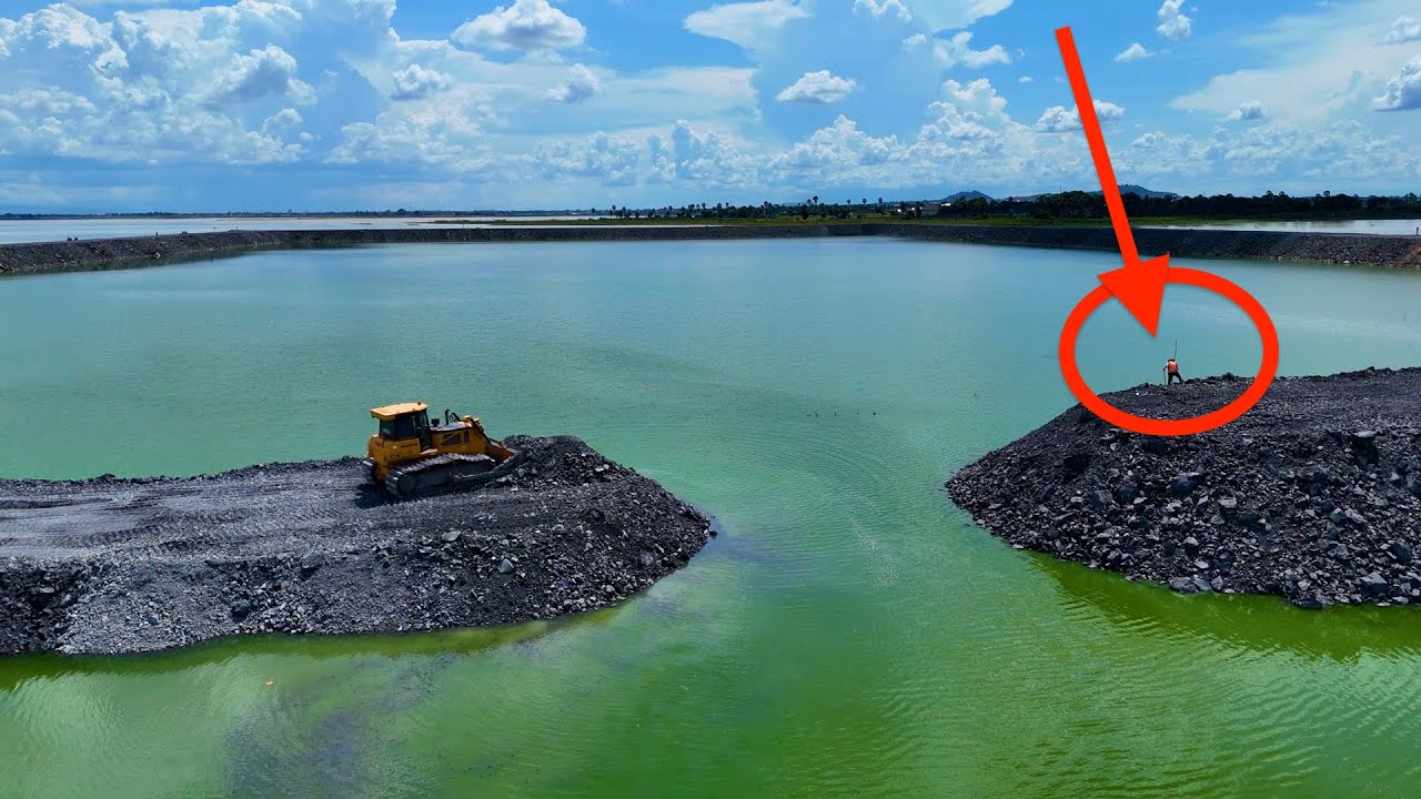 EP01 !Excellent Ability of Dozer Operator and Dump Trucks to Dump Rock ...