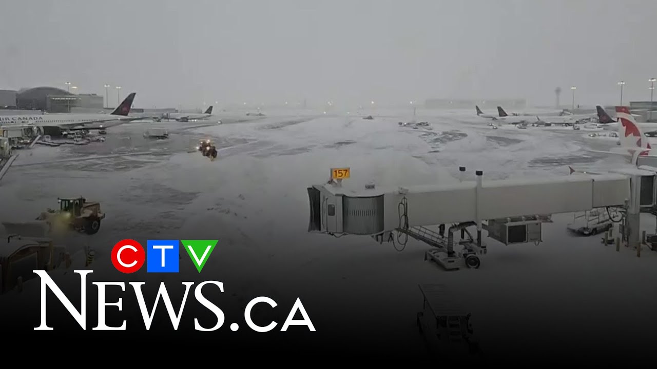 Timelapse of crews clearing 20 cm of snowfall at Pearson airport - YouTube
