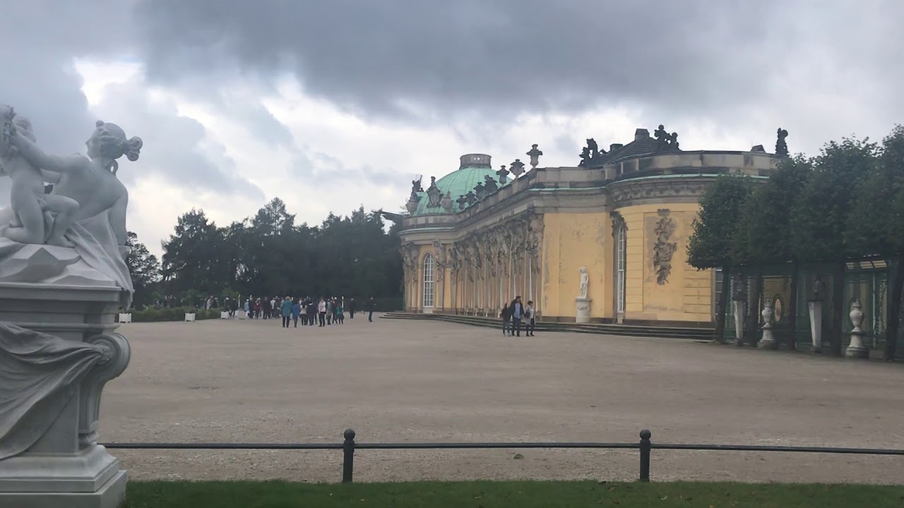 A tradition: potatoes by the grave of Frederick the Great in Potsdam ...