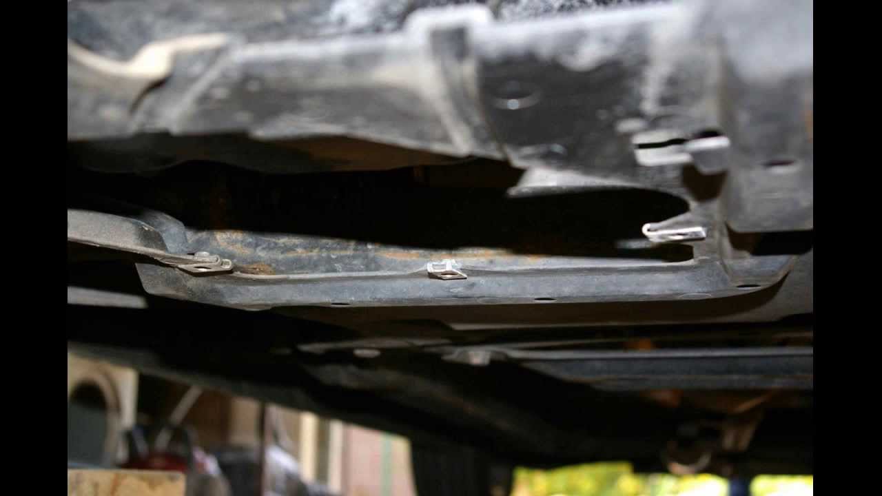 Rdza w Mitsubishi Lancerze; rust in 2 years old Lancer - YouTube