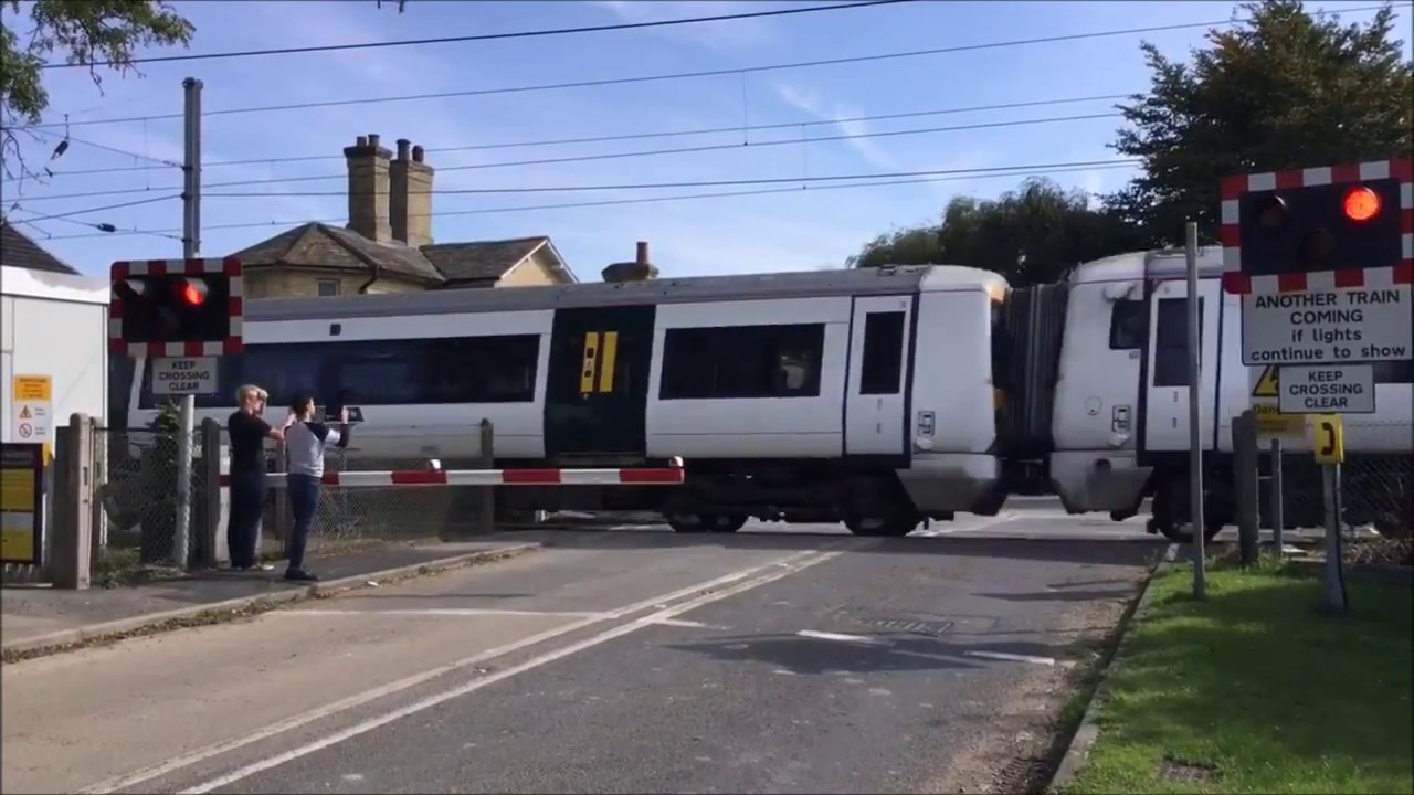 Shepreth Station Level Crossing 24/09/17 - YouTube