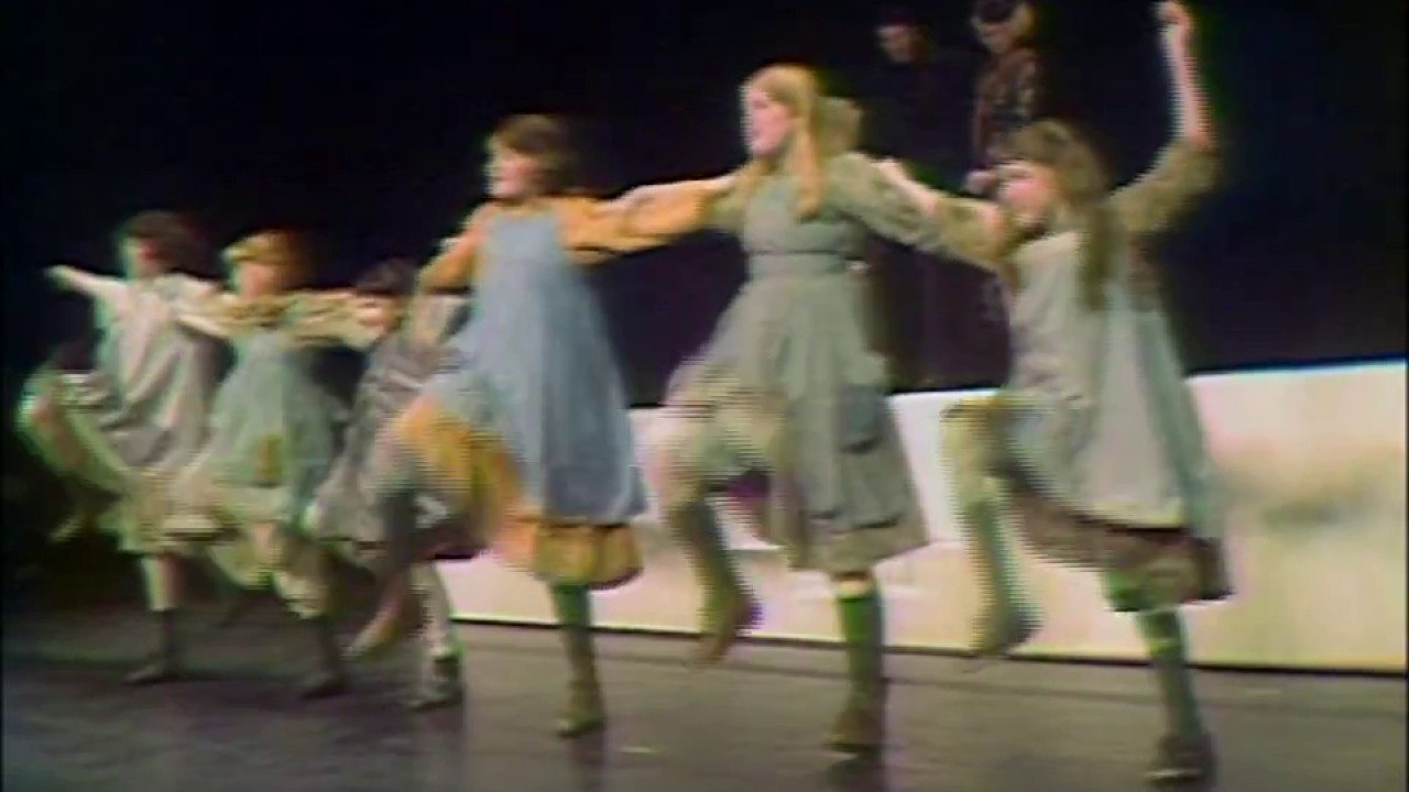 Annie " You'r Never Fully Dressed Without a Smile" - YouTube