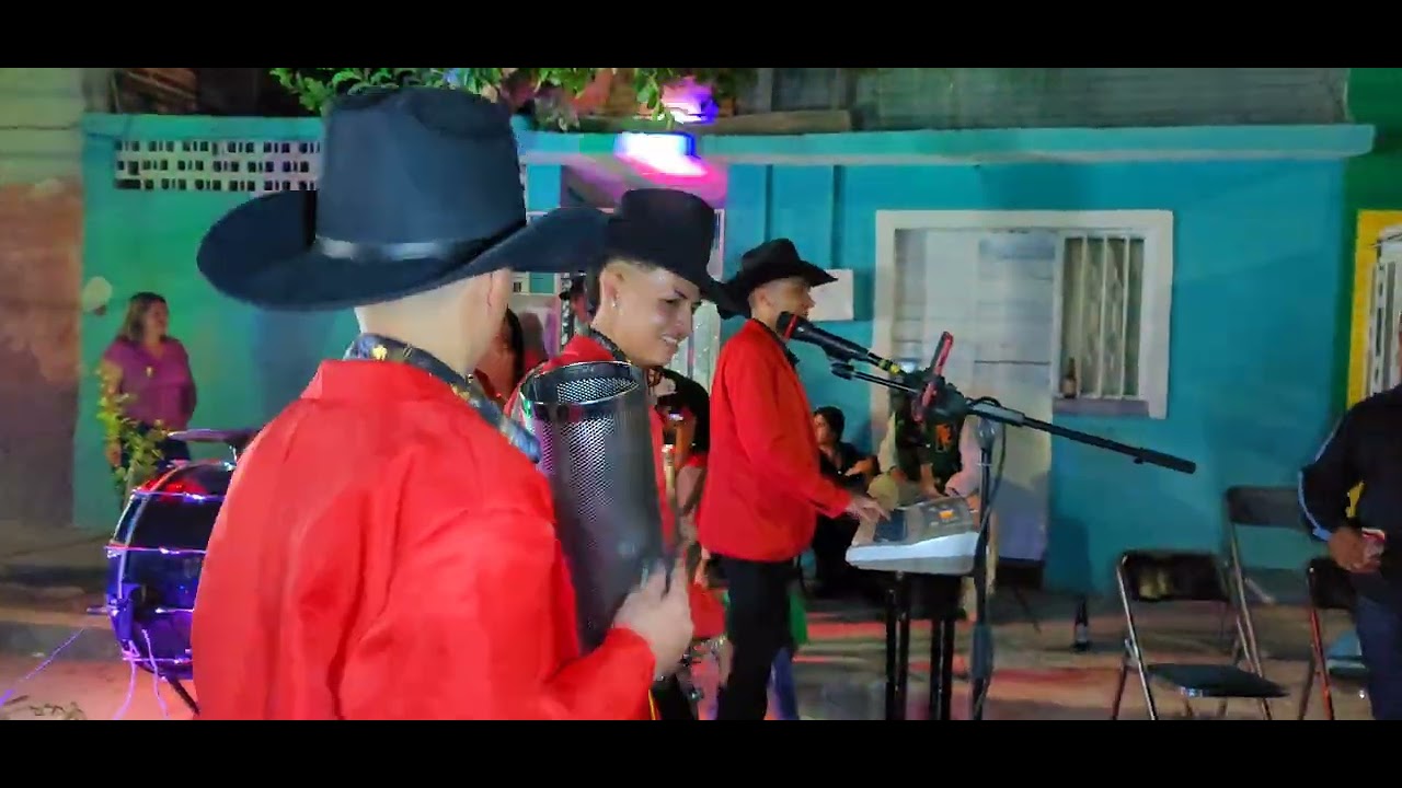 El MOYO 👑 Y SUS LATIDOS - YouTube