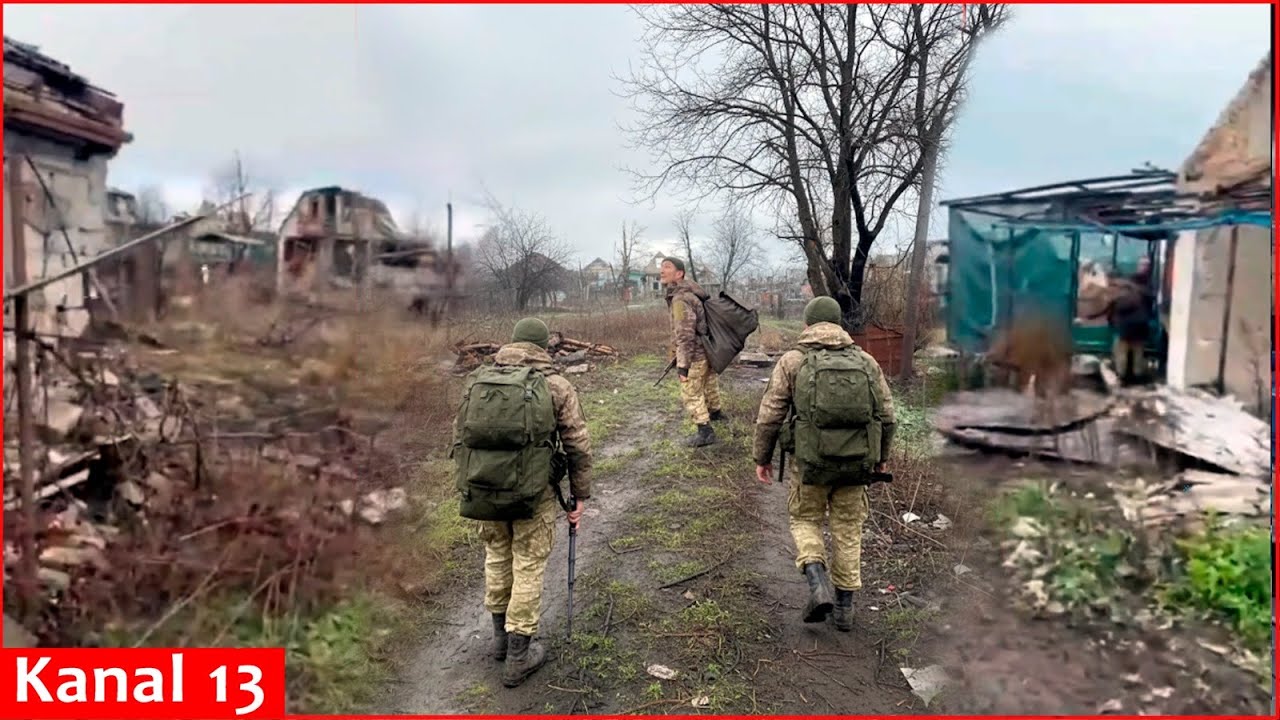 Footage of Putin’s soldiers looting in Pokrovsk - fleeing from a drone ...