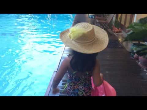 Berenang Bareng Tante Eno