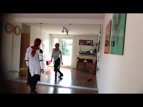 Choreographin Cinzia Loli von movement-fashionshows beim erfinden..für ein Casting! Traut euch!!